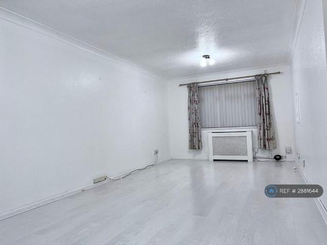 3 bedroom end of terrace house to rent