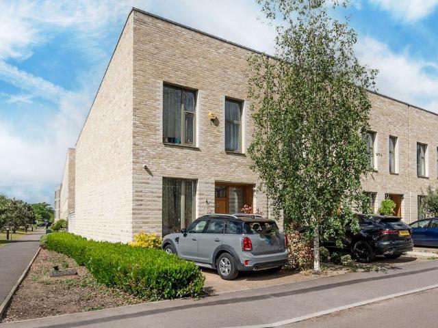 3 bedroom end of terrace house to rent