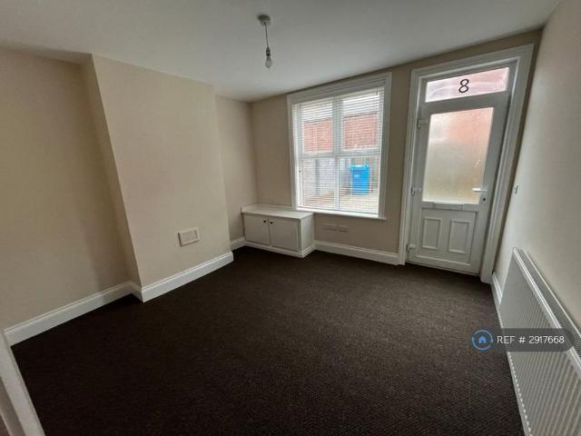 3 bedroom end of terrace house to rent