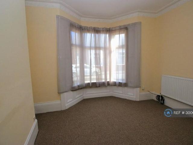 3 bedroom end of terrace house to rent