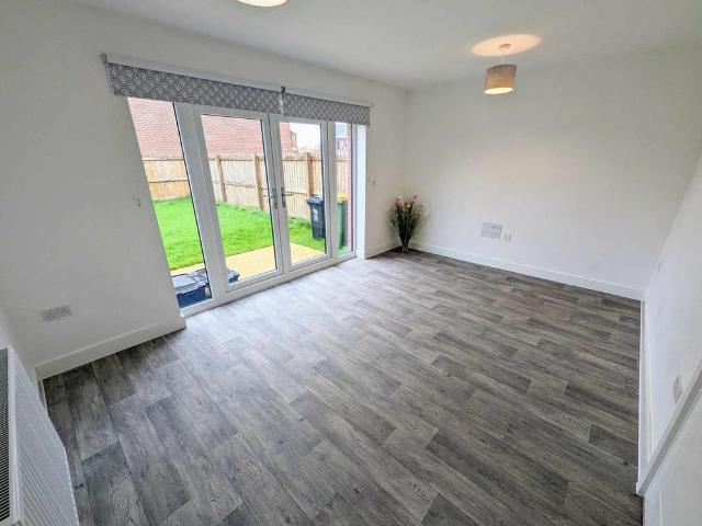 3 bedroom end of terrace house to rent