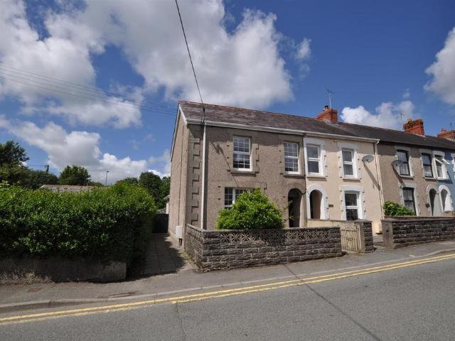 3 bedroom end of terrace house to rent