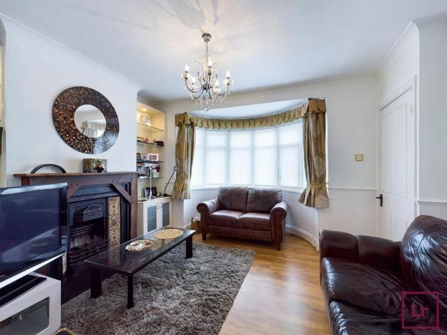 3 bedroom end of terrace house to rent