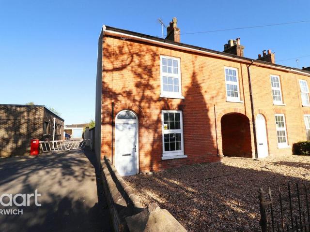 3 bedroom end of terrace house to rent