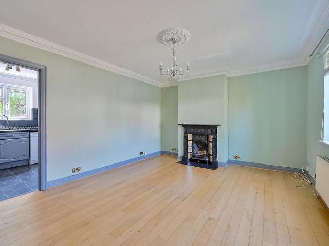 3 bedroom end of terrace house to rent