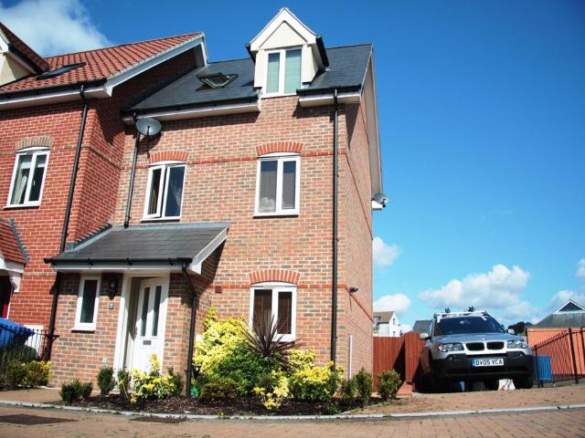 3 bedroom end of terrace house to rent