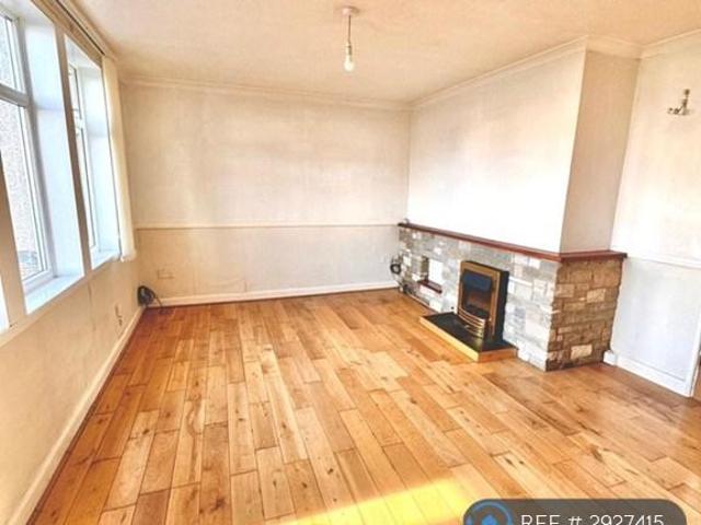 3 bedroom end of terrace house to rent