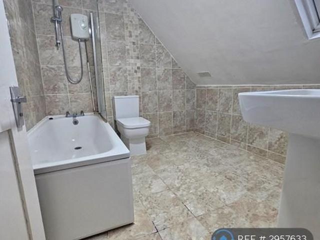3 bedroom end of terrace house to rent