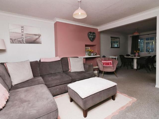 3 bedroom end of terrace house to rent