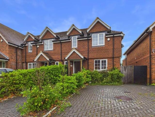 3 bedroom end of terrace house to rent