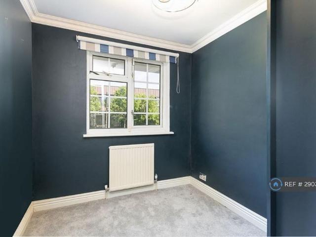 3 bedroom end of terrace house to rent