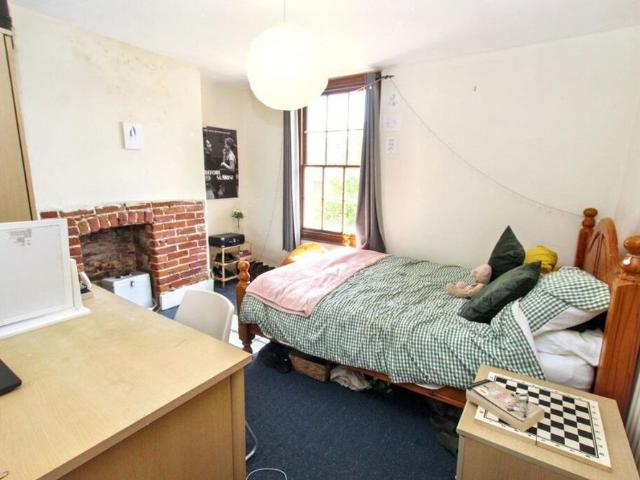 3 bedroom end of terrace house to rent
