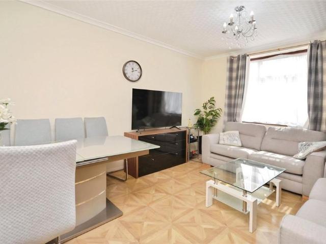 3 bedroom end of terrace house to rent