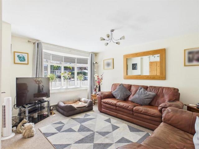 3 bedroom end of terrace house to rent