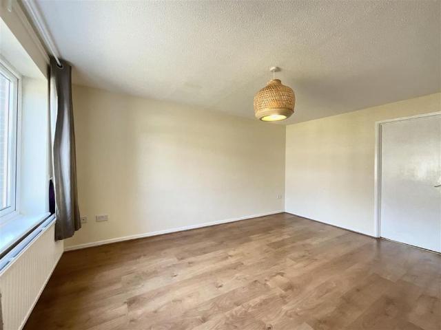 3 bedroom end of terrace house to rent
