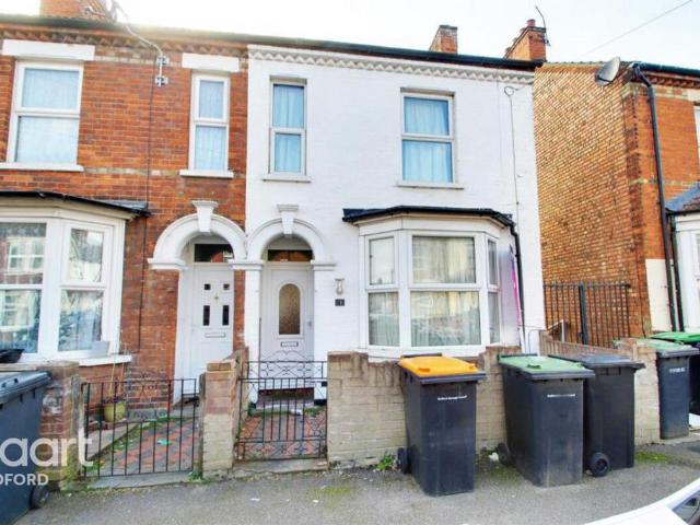 3 bedroom end of terrace house to rent
