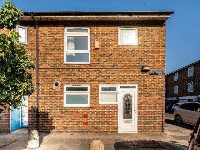 3 bedroom end of terrace house to rent