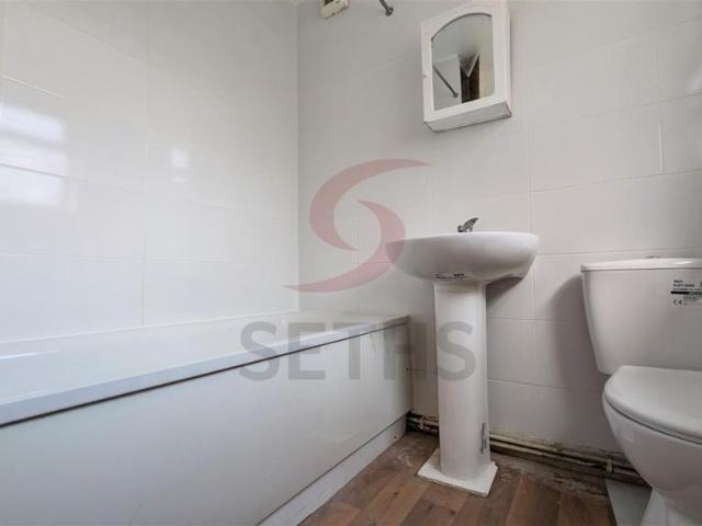 3 bedroom end of terrace house to rent