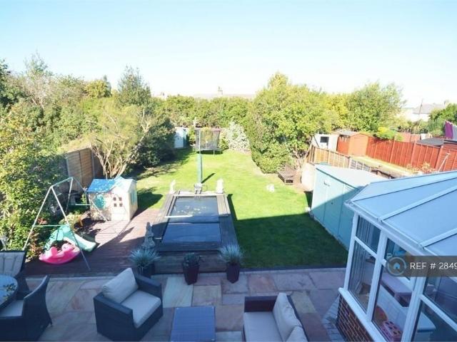 3 bedroom end of terrace house to rent
