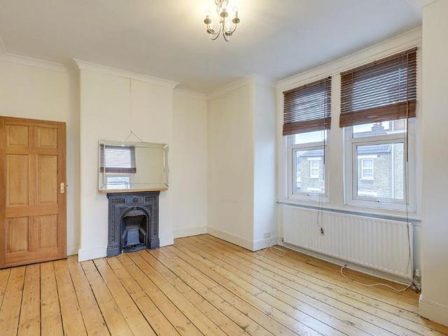 3 bedroom end of terrace house to rent