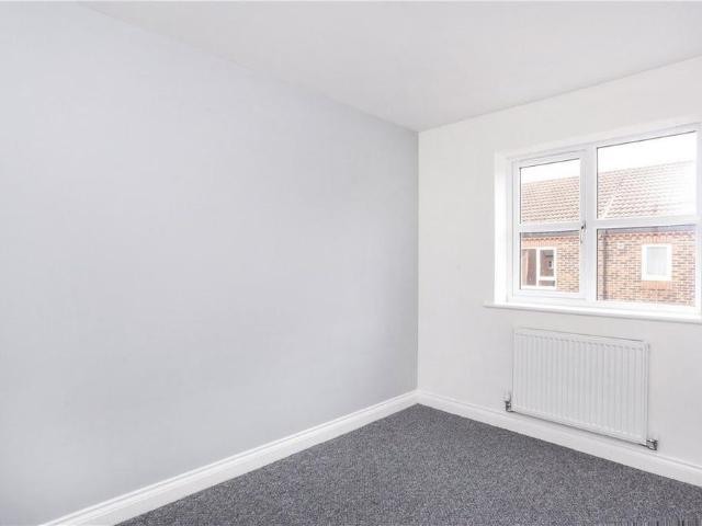 3 bedroom end of terrace house to rent