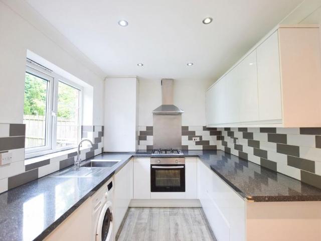 3 bedroom end of terrace house to rent