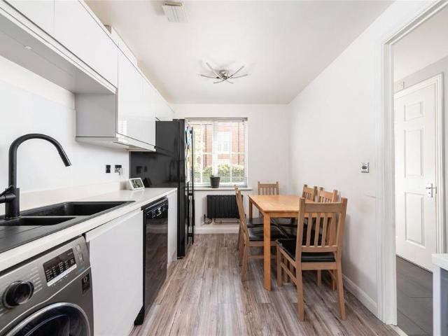 3 bedroom end of terrace house to rent