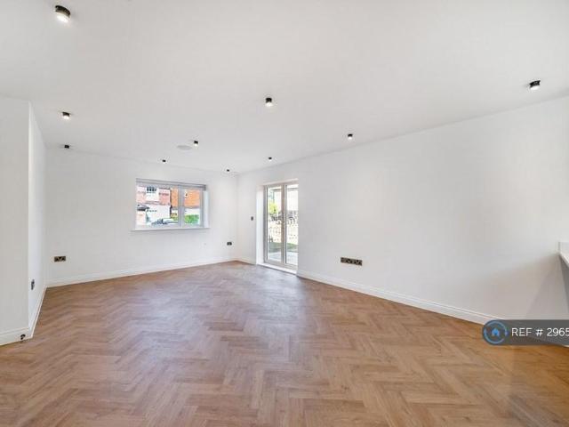 3 bedroom end of terrace house to rent
