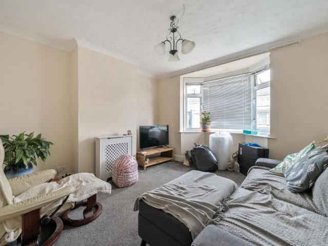 3 bedroom end of terrace house to rent
