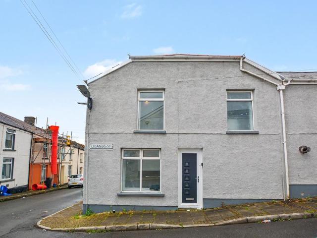 3 bedroom end of terrace house to rent