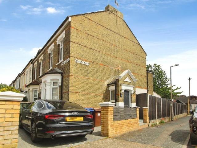3 bedroom end of terrace house to rent