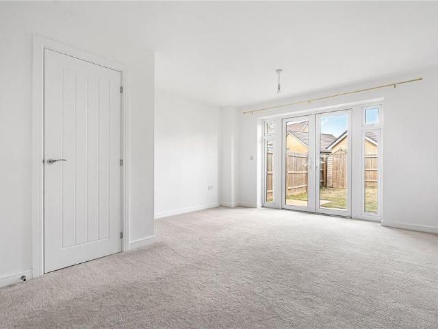 3 bedroom end of terrace house to rent