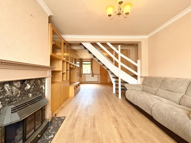 3 bedroom end of terrace house to rent