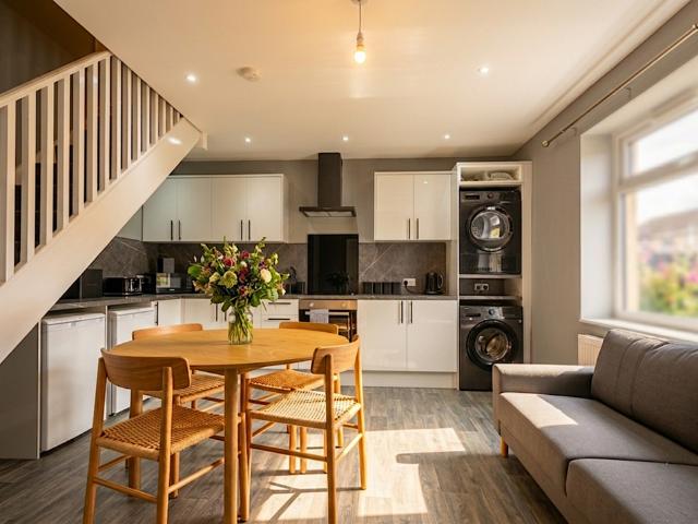 3 bedroom end of terrace house to rent