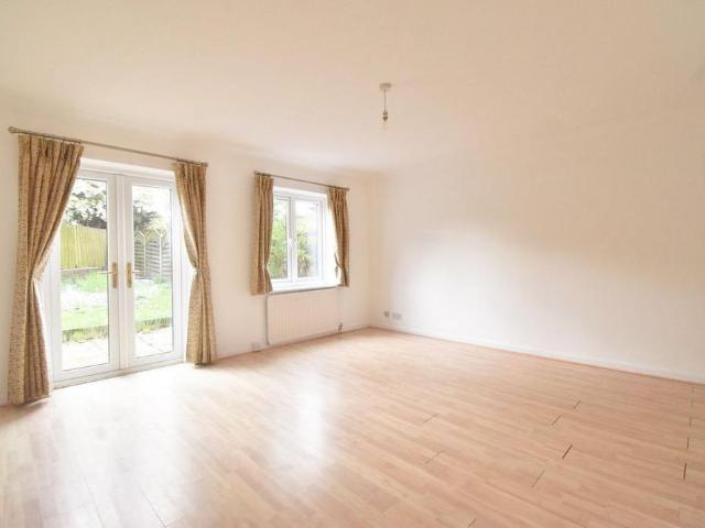 3 bedroom end of terrace house to rent