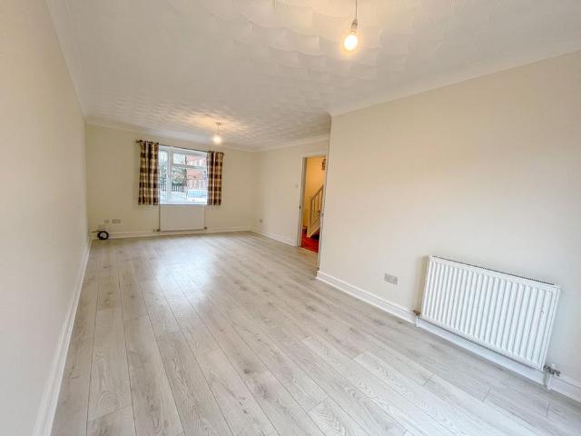 3 bedroom end of terrace house to rent