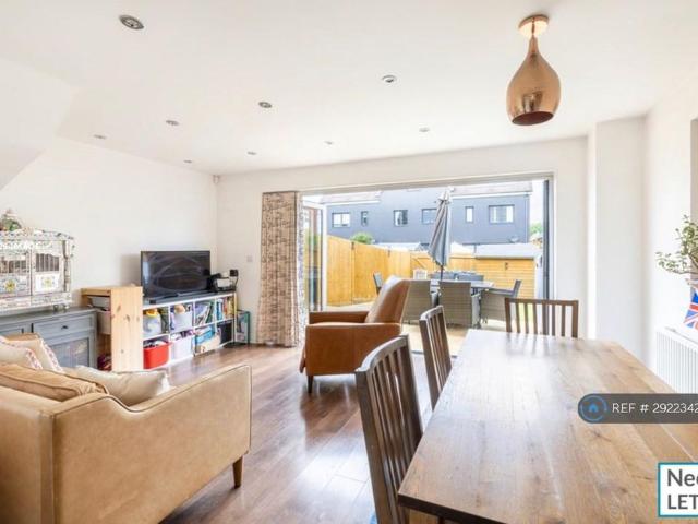 3 bedroom end of terrace house to rent