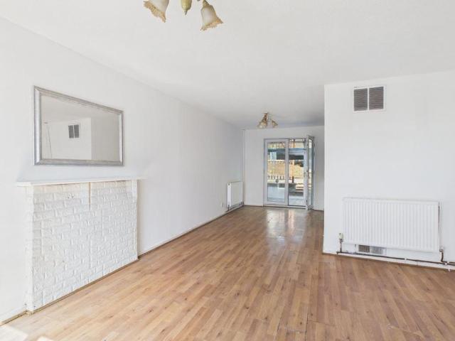 3 bedroom end of terrace house to rent