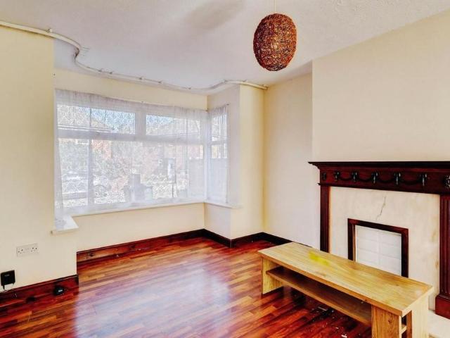 3 bedroom end of terrace house to rent