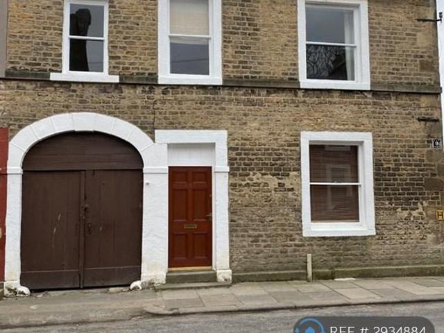 3 bedroom end of terrace house to rent