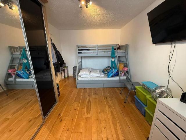 3 bedroom end of terrace house to rent