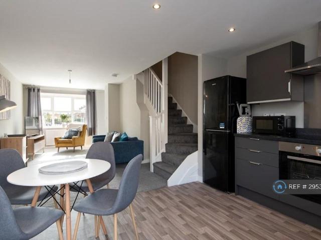3 bedroom end of terrace house to rent