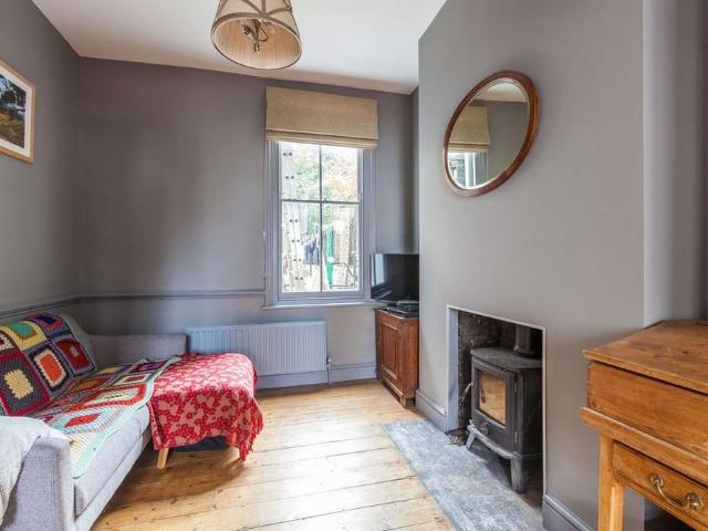 3 bedroom end of terrace house to rent