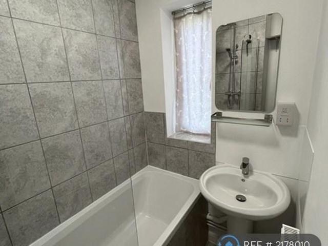 3 bedroom end of terrace house to rent