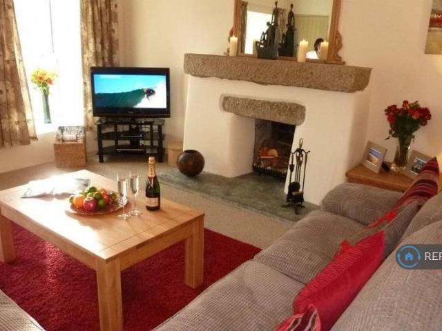 3 bedroom end of terrace house to rent