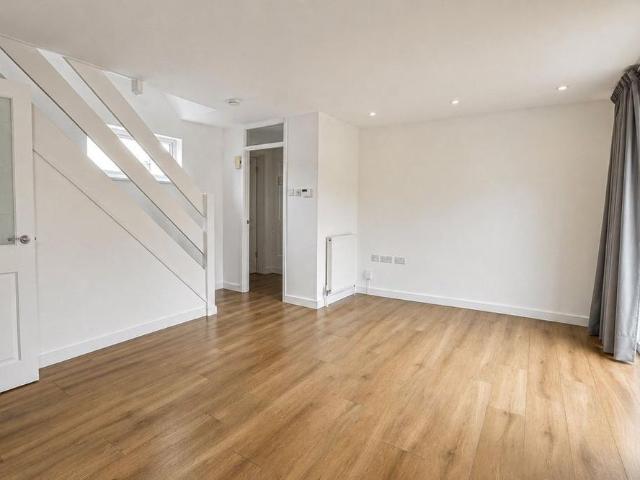3 bedroom end of terrace house to rent