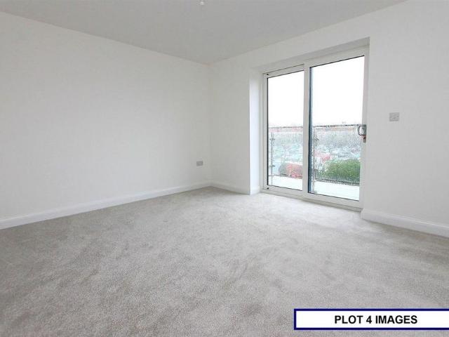 3 bedroom end of terrace house to rent