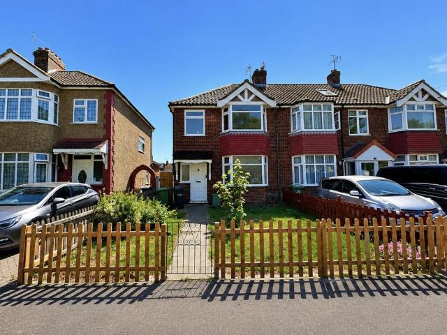 3 bedroom end of terrace house to rent