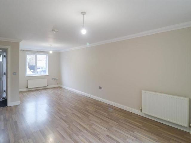 3 bedroom end of terrace house to rent