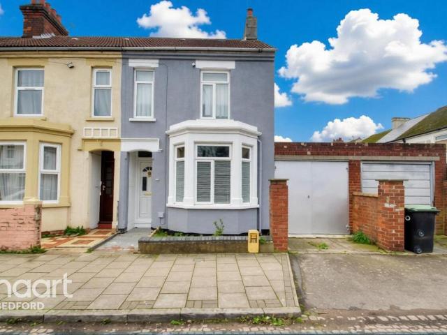3 bedroom end of terrace house to rent